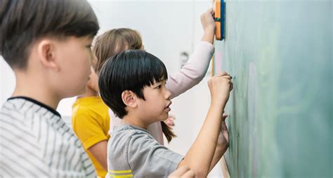 세계적인 키즈 보이와 소녀의 젊은 행복한 그룹의 클로즈업 초상화가 분필 보드에 씁니다 칠판 벽에 쓰는 학생 아이디어 창의 교육