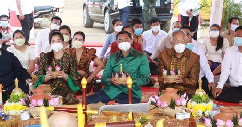 រដ្ឋបាលខេត្តត្បូងឃ្មុំ ប្រារព្ធពិធីបញ្ចុះបឋមសិលាសាងសង់រង្វង់មូល ``រូបសំណាកហ្លួងព្រះស្ដេចកន