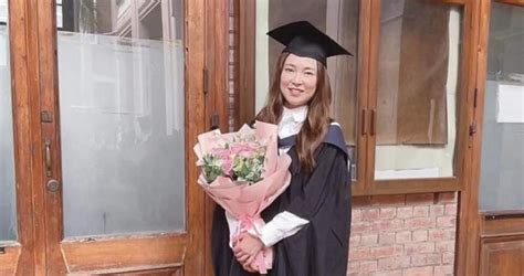 Tvb视帝妻子现身毕业典礼！身穿学士服状态好，已淡出荧幕多年 香港台灣资讯
