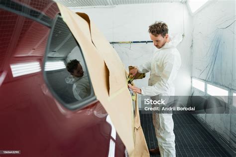 자동차 수리 서비스에서 그리기 전에 종이와 마스킹 테이프로 바디 카를 덮는 남성 정비사 스프레이 페인트 전에 자동차 준비 25 29세에 대한 스톡 사진 및 기타 이미지
