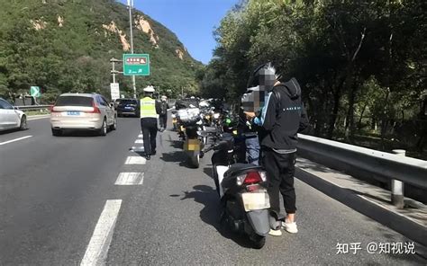 男子高速骑摩托车120迈行驶，闯应急车道连撞两车，付出惨痛代价 知乎