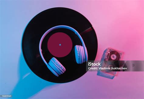 오디오 카세트 비닐 레코드와 헤드폰 레트로 웨이브 블루 핑크 네온 빛 자외선 평면도 미니 멀리즘 레코드 아날로그 오디오에 대한