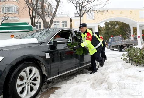 江苏宿迁雪天救助被困车辆 人民图片网