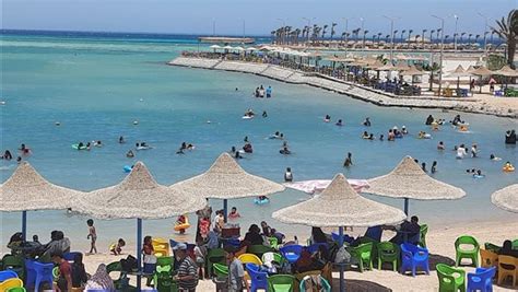رغم نشاط حركة الرياح إقبال للمصطافين على شواطئ الغردقة هربًا من حرارة