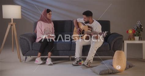 ممارسة الهوايات والفنون الشعبيه الاستمتاع في العزف على الآلات