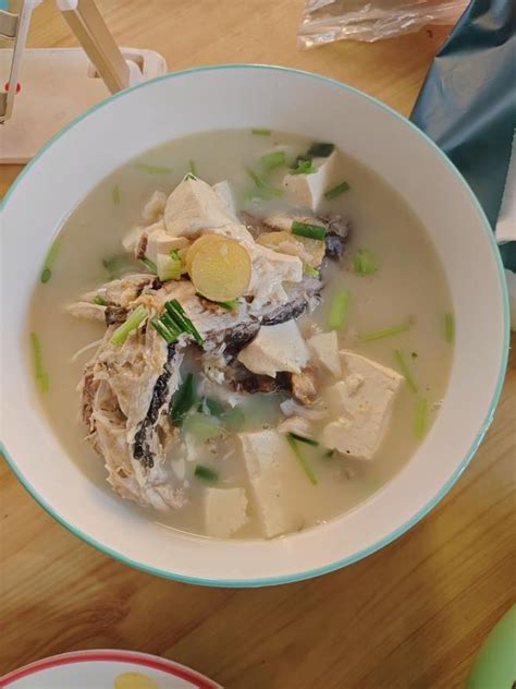 【鲫鱼豆腐汤的做法步骤图，鲫鱼豆腐汤怎么做好吃】老板多加两块肉下厨房