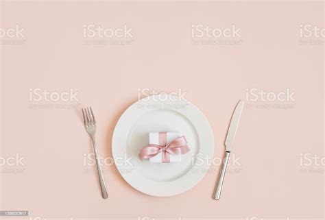 분홍색 배경에 접시에 선물과 축제 테이블 설정입니다 로맨틱 또는 결혼식 저녁 식사 발렌타인 데이 또는 어머니의 날 배경입니다 개념에 대한 스톡 사진 및 기타 이미지 Istock