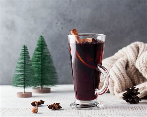 Heißer Glühwein Im Glas Mit Zimtstange Und Weihnachtsbäumen Premium Foto