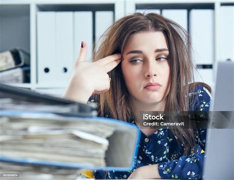 비즈니스 여자 그녀의 휴대용 퍼스널 컴퓨터와 문서와 사무실에서 만드는 자살 제스처의 산 가정의 방에 대한 스톡 사진 및 기타 이미지 가정의 방 경영자 과로 Istock