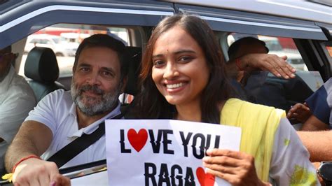 नंदुरबार । राहुल गांधी यांनी आपला ताफा थांबून तरुणी सोबत काढला फोटो