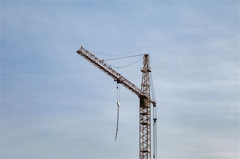 산업용 크레인의 바닥보기 건설 크레인은 푸른 하늘 배경에 대한 창조 현장에서 작업합니다 아파트 건물의 건설 및 주택 개조의 개념