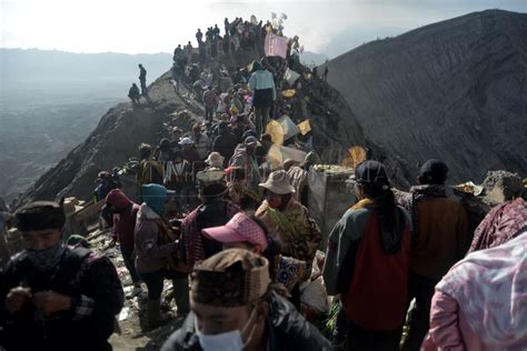 Yadnya Kasada Bagi Suku Tengger Times Indonesia