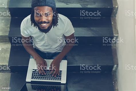 중유럽식 칠레식 사람이 앉아 있는 계단을 이용하여 랩탑형 남자에 대한 스톡 사진 및 기타 이미지 남자 바로 위 위를 보기