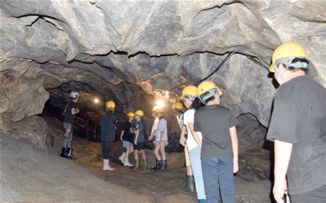 地底の神秘 石柱に驚き ふるさと学で球泉洞探検