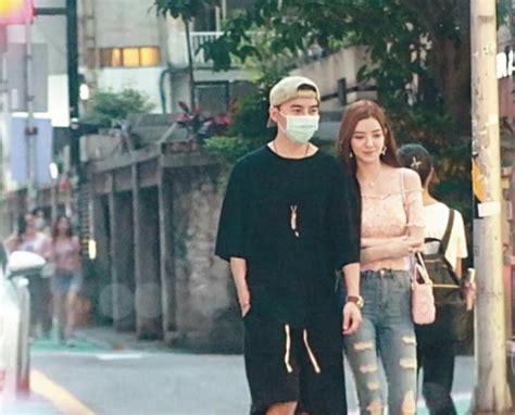 唐禹哲被拍与混血模特逛街 女方悄悄拉衣角互动亲密新浪图片