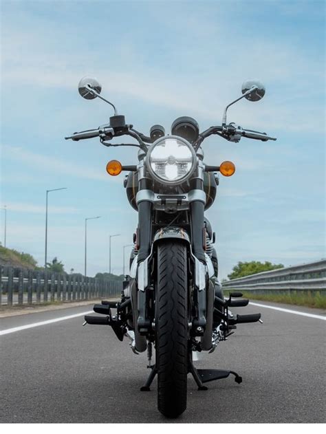 Super Meteor 650 रॉयल एनफील्ड की क्रूजर बाइक से हटा पर्दा देखें तस्वीरें