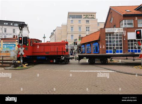 Opérations de shunting avec le chemin de fer à voie étroite à la gare