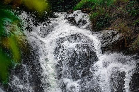 Petite Cascade Avec De L Eau Cristalline Qui Tombe Doucement En Cascade