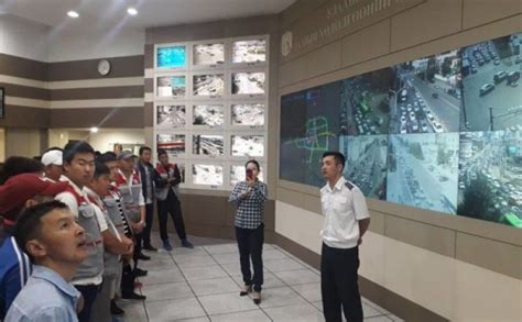 Автобусны жолооч нарт замын хөдөлгөөний дүрэм зааж байна