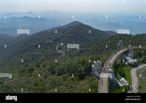 Vue aérienne du Pont d Or dans les collines de Ba Na Da Nang Vietnam