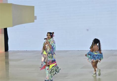 Keren Evolette Rilis Lagu Pretty Girl Slay Di Panggung Sembari Fashion Show Puan