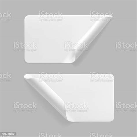 말린 모서리가 있는 흰색 직사각형 스티커가 세팅되었습니다 구겨진 주름이 있는 주름이 있는 흰색 접착제 용지 또는 플라스틱 스티커 라벨을 비릅니다 템플릿 레이블 태그가
