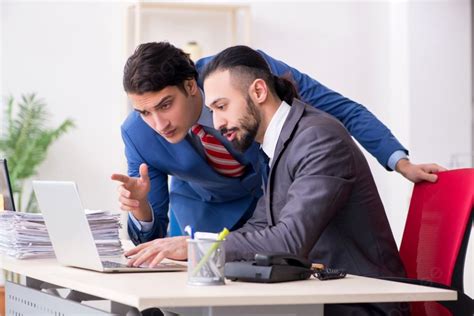 사무실에 있는 두 남자 동료 사무실에 있는 두 남자 동료 사진 배경 및 무료 다운로드를위한 그림 Pngtree