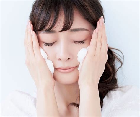 【スッキリ出演で話題！】石井美保が老けない理由①こすらなければ一週間で肌は変わります【石井美保の美肌のすべて】｜美容メディアvoce（ヴォーチェ）