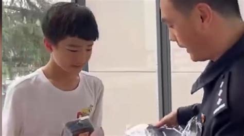 小学兄弟俩捡手机上交，获民警送奖状表扬凤凰网视频凤凰网