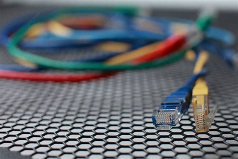 Kabel Ethernet Saling Berhubungan Dengan Kabel Optik Dan Ethernet Melalui Saklar Jaringan Foto