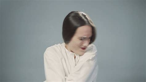 Видео девушки в смирительной рубашке сток видео Видео насчитывающей серо серьезно 163850041