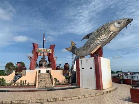 Tugu Ikan Jelawat Destinasi Wisata Sampit Di Bibir Sungai Mentaya