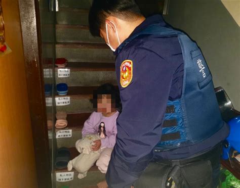 小女童走失 獨坐樓道間流淚 三重暖警牽起無助小手 奧丁丁新聞 Owlnews