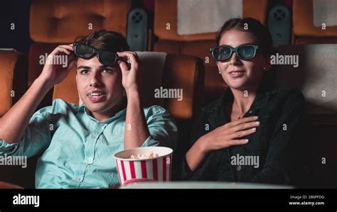 Mann Und Frau Im Kino Sehen Sich Einen Film Mit 3d Brille An Mit