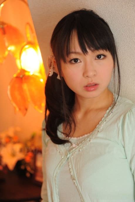 プリントスカートに顔を埋める葉月希 NakedPics