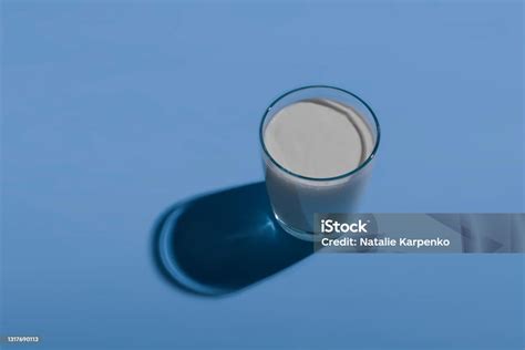 세계 우유의 날은 6월 1일 세계 우유의 날을 기념하기에 적합합니다 우유 한 잔 플랫 디자인 위에서 볼 수 있습니다 해피 밀크