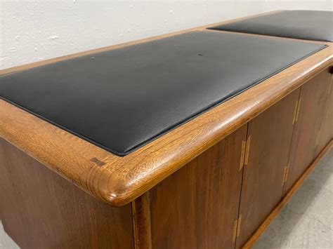 Lane Furniture Acclaim Cedar Lined Walnut Chest With Leather Seat