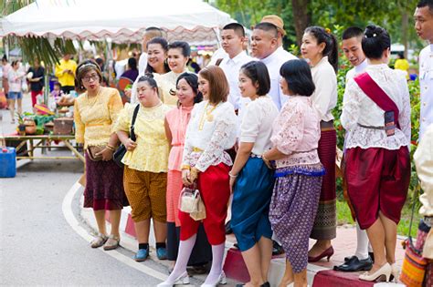 역사적인 축하 행사에서 전통적으로 옷을 입은 성인 태국 여성과 남성의 초상화 20 29세에 대한 스톡 사진 및 기타 이미지