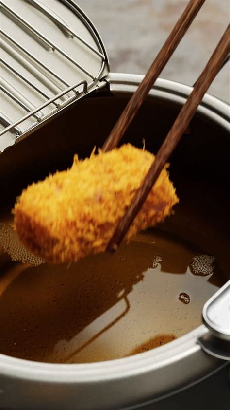 有关亚洲美食 亞洲食品 准备吃饭 垂直视频 室內 手 拉面 湯 筷子 美食 肉 表格 面条 食物 餐的免费素材视频