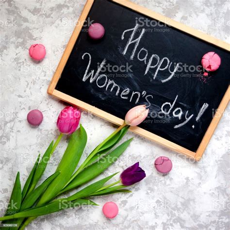 비문 행복 한 여자의 하루 튤립 및 빛에 Macarons 칠판 배경 질감 8 3 월 개념에 대 한 일 들입니다 International Womens Day에 대한 스톡 사진