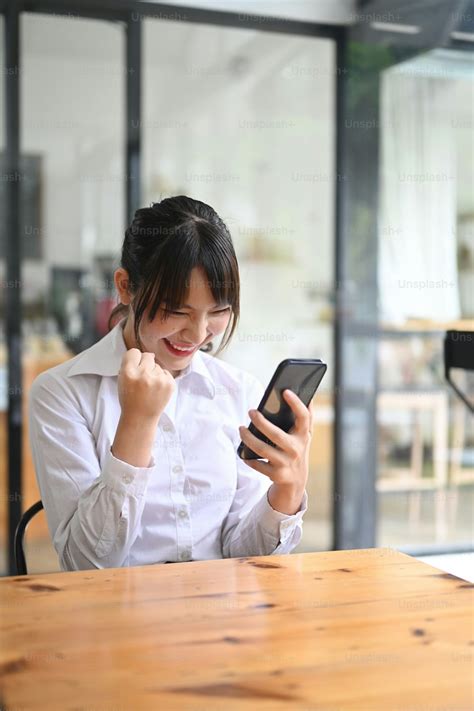 스마트 폰에서 좋은 소식을 읽고 성취를 축하하는 행복한 사업가 사진 Unsplash의 사무실 이미지