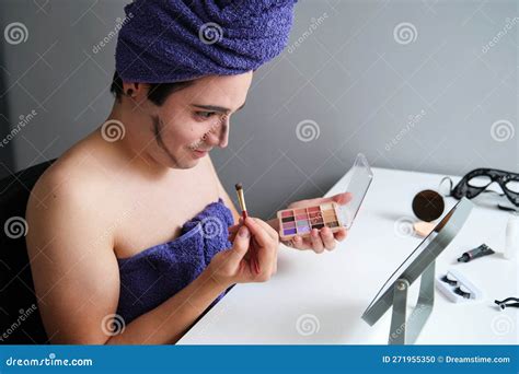 Joven Transexual Contando Su Rostro Después De La Ducha Foto de archivo Imagen de después