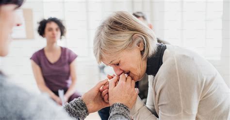 그룹 치료 중에 우울한 노인 여성 다른 사람들이 그녀를 위로합니다 사진 Unsplash의 서 이미지