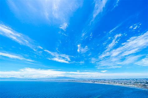 日本鐮倉 Enoshima 島與城市天際線鳥瞰圖 照片檔及更多 天空 照片 天空 藍色 雲 天空 Istock