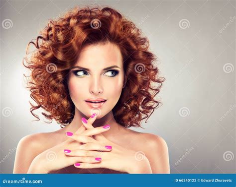 Recht Rotes Behaartes Mädchen Mit Locken Stockfoto Bild Von Farbe