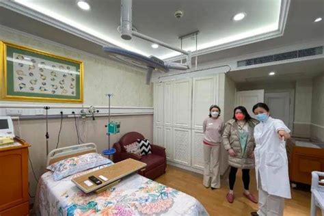 向华强44岁长女罕露面，身材肥胖仍难掩美貌，仍未婚是成功企业家