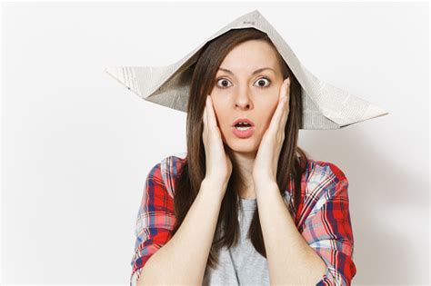 흰색 배경에 고립 된 얼굴 가까이 손을 유지 하는 신문 모자에 젊은 충격된 아름 다운 여자의 초상화 재건축 아파트 룸 액세서리입니다 수리 가정 개념입니다 광고 영역입니다