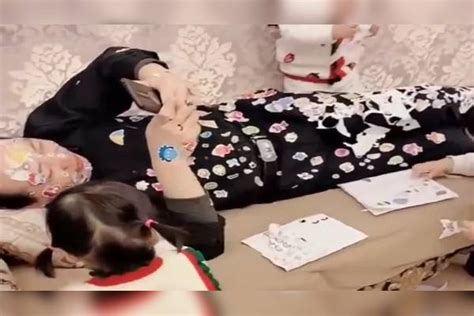 暴脾气爷爷居然被三胞胎孙女治得服服帖帖，不愧是隔辈亲孙女爷爷