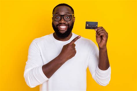 노란색 색상 배경에 고립 된 손가락 직불 플라스틱 카드 프로모션을 나타내는 긍정적 인 쾌활한 남자의 사진 신용 카드에 대한 스톡 사진 및 기타 이미지 Istock