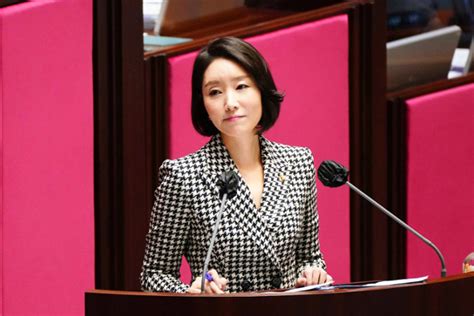 강선우 의원 스타일 패션 포인트로 표현하는 존재감